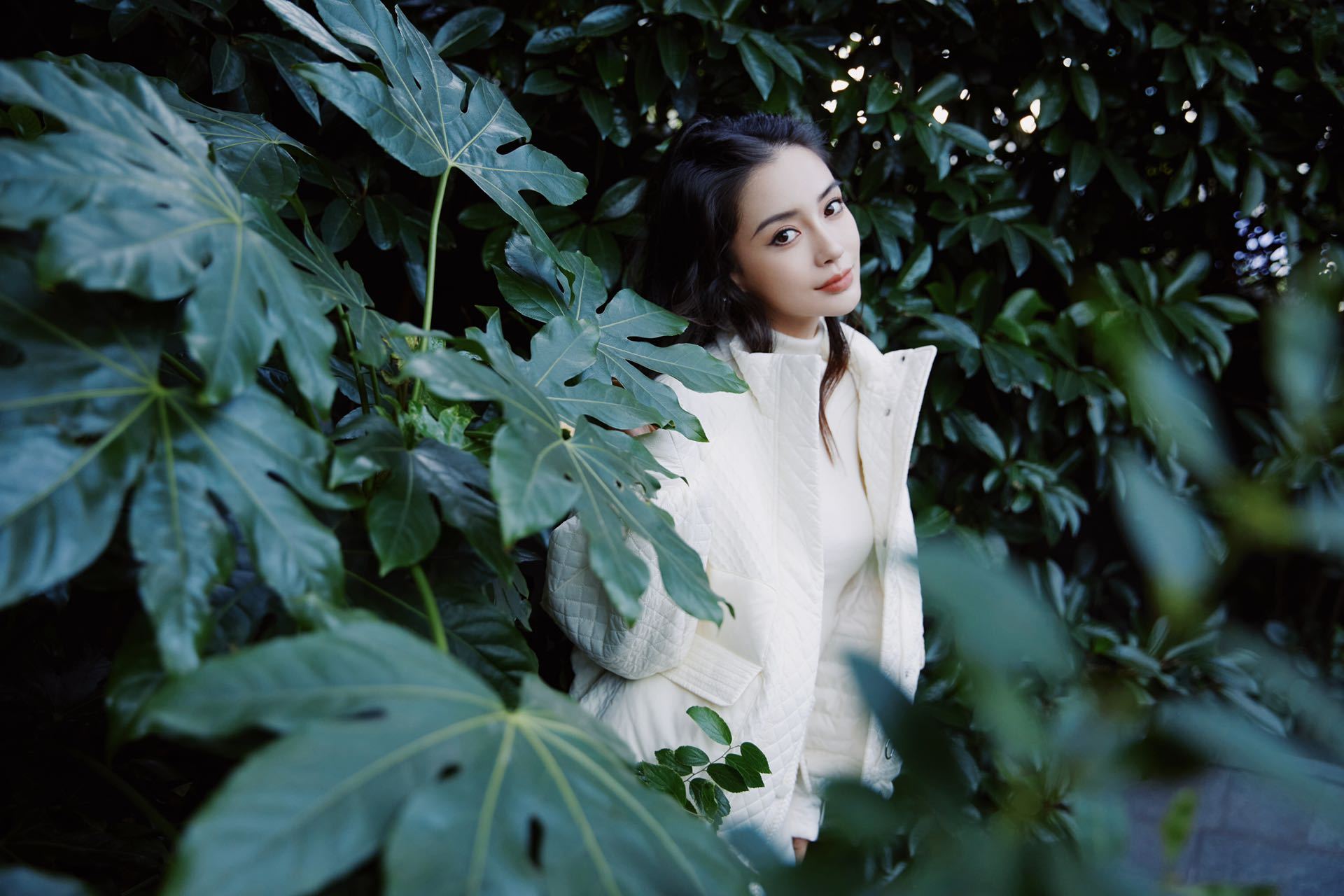 Angelababy秋日暖白造型 纯白轻羽绒短外套搭配短裙 -- 眼界，放眼世界