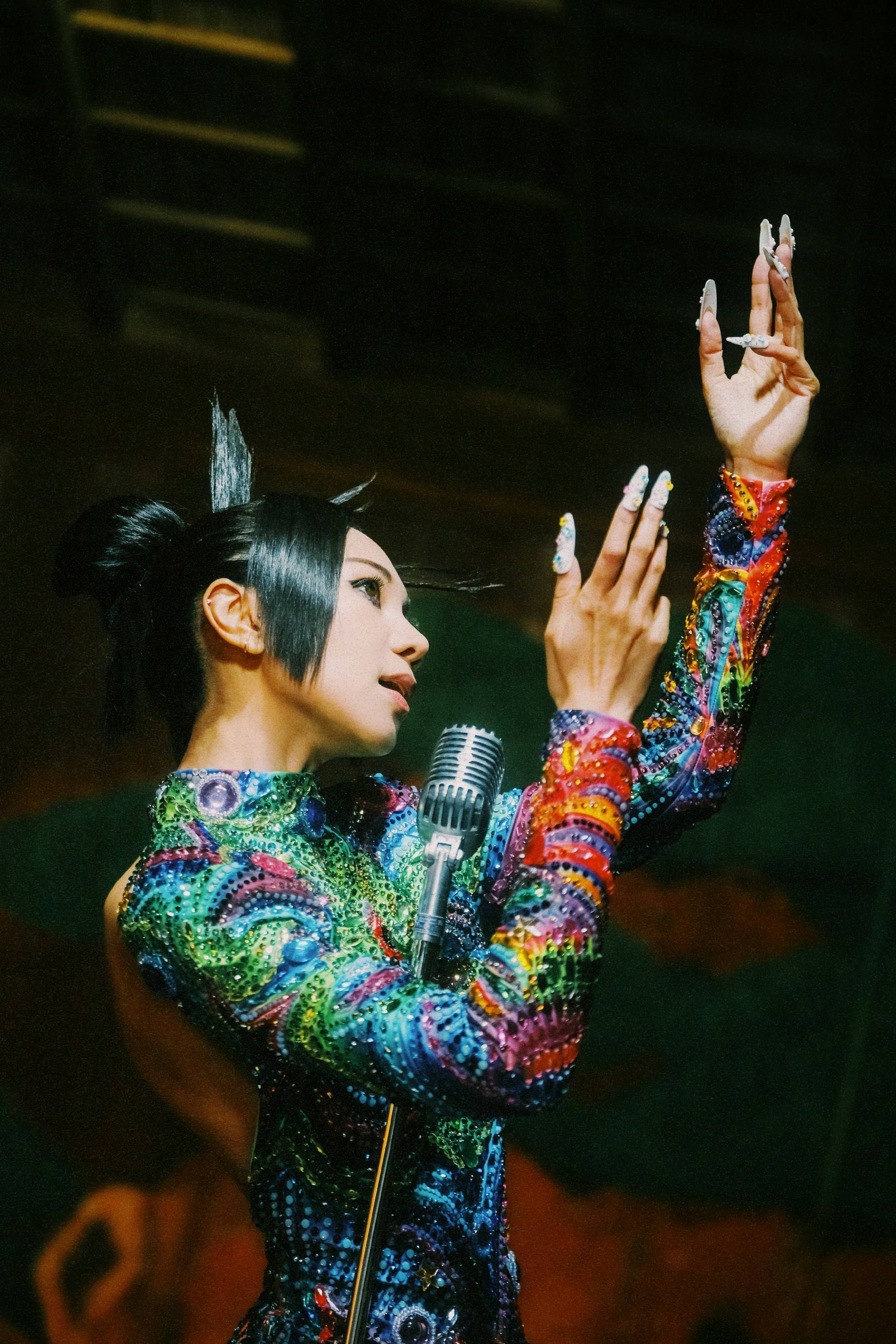 AGA 江海迦新作《MIZU》MV面世 混乱现实乐园中 先爱自己再爱他人 - 360娱乐，你开心就好