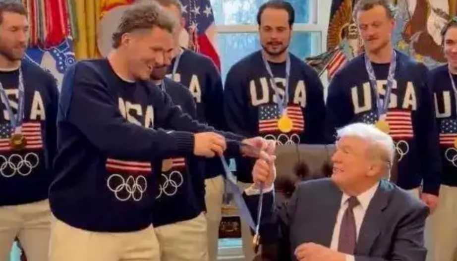 特朗普试戴金牌不还